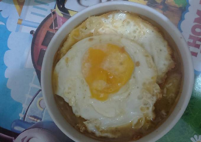 Resep Indomie kuah telur mata sapi oleh reni anggra - Cookpad