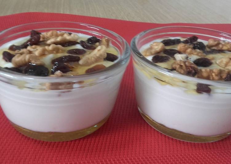 Yogur con pasas, nueces, y miel Receta de La Cocina de Loli- Cookpad
