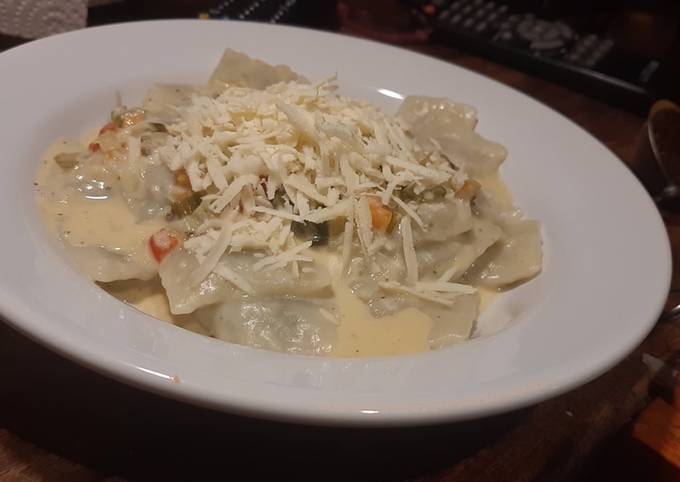 Ravioles de pollo con salsa de verdeo Receta de Euge Velazquez- Cookpad