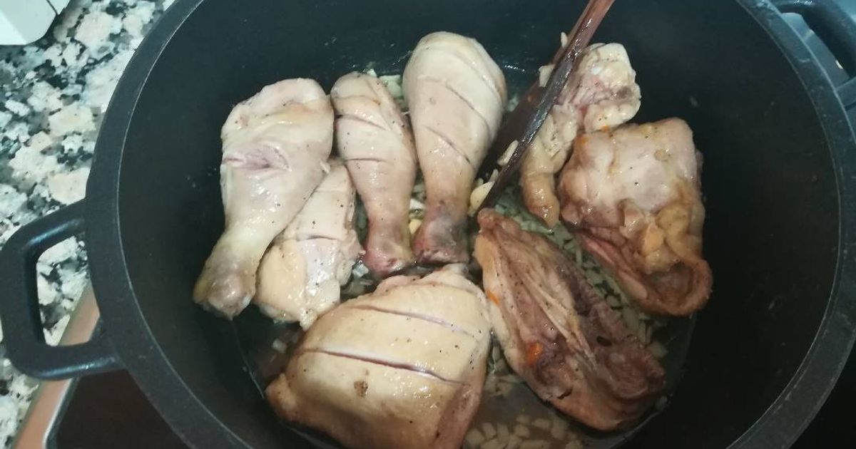Pollo Troceado Al Ajillo Con Cerveza Acompañado De Patatas Receta de ...