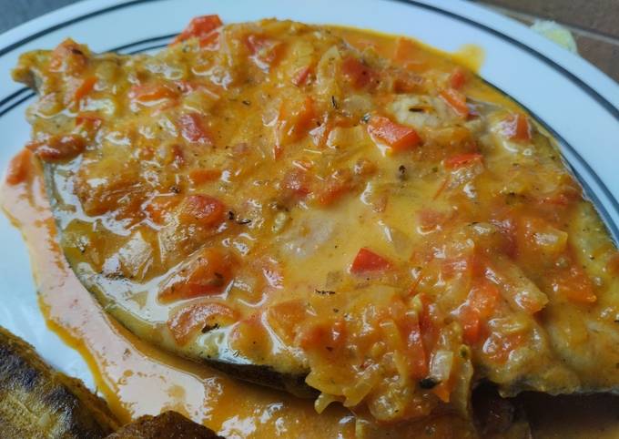 Pescado amarillo en salsa criolla🍱🐟🍛 Receta de Natalie camargo- Cookpad