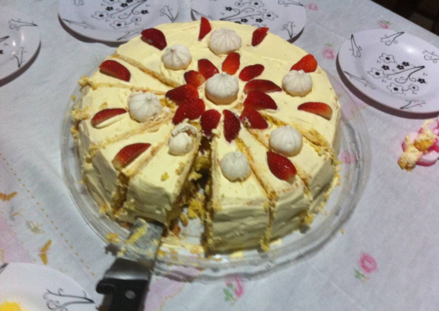 Bolo de Morangos Suspiro e Nata Receita por Elaine - Cookpad