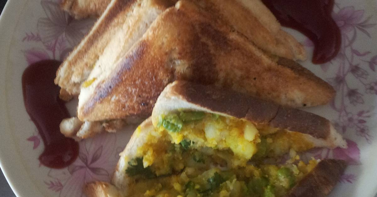 Matar aloo grill sandwich Recipe by nilamharsha bhatia - Cookpad