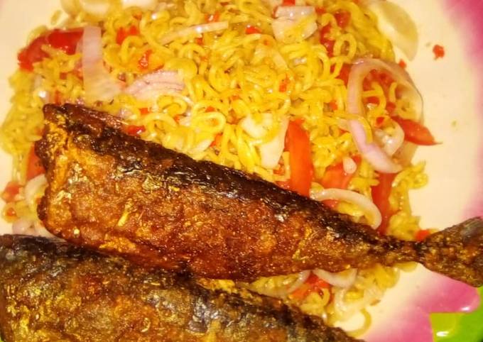 Indomie with fried fish Recipe by Chef Guree - Cookpad