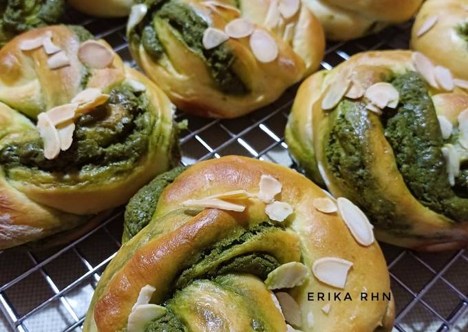 Resep Matcha Swirl Soft Bread oleh erika rhn - Cookpad