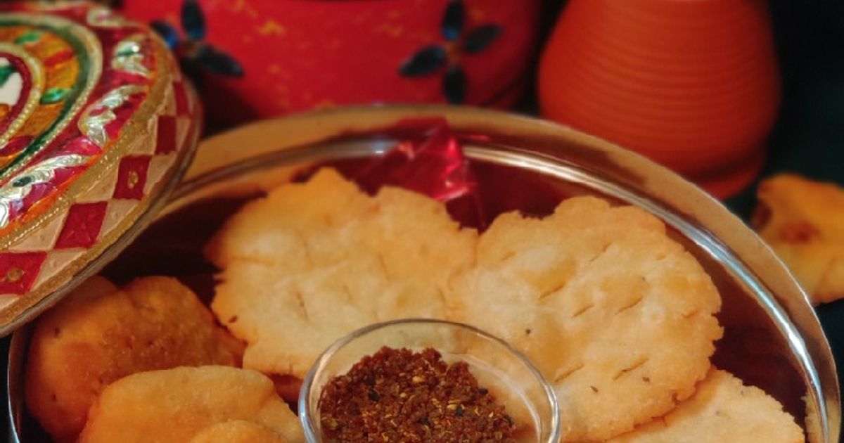 Khasta Achari Mathri Recipe by Sangita Kalra - Cookpad
