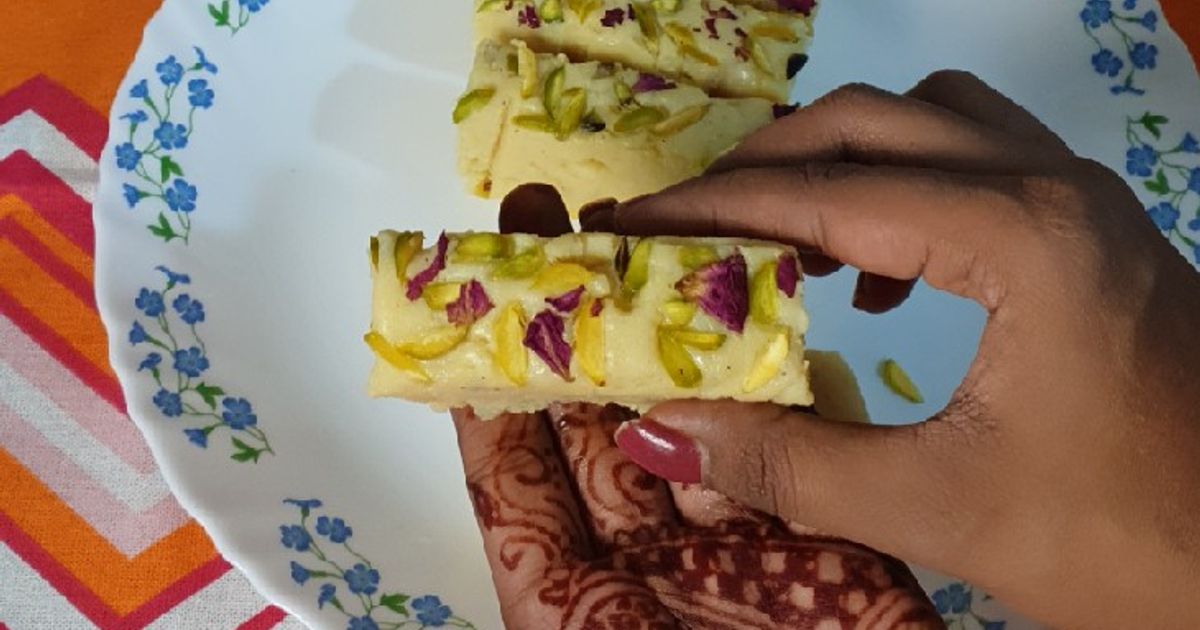 दूध की बर्फी (Dudh Ki Barfi Recipe In Hindi) रेसिपी बनाने की विधि in ...