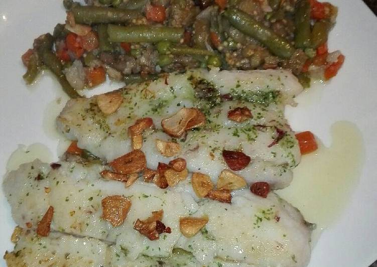 Merluza a la plancha con ajo frito y verduras Receta de Mari Ramos- Cookpad