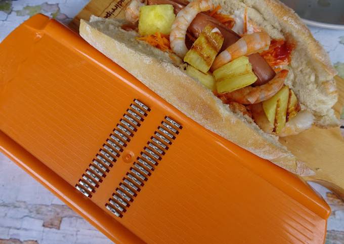 Hot dog de peru com camarão e ananás grelhados Receita por Prato ...