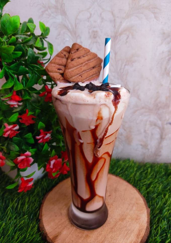 Choco Chip Frappe Recipe by Mitali - Cookpad