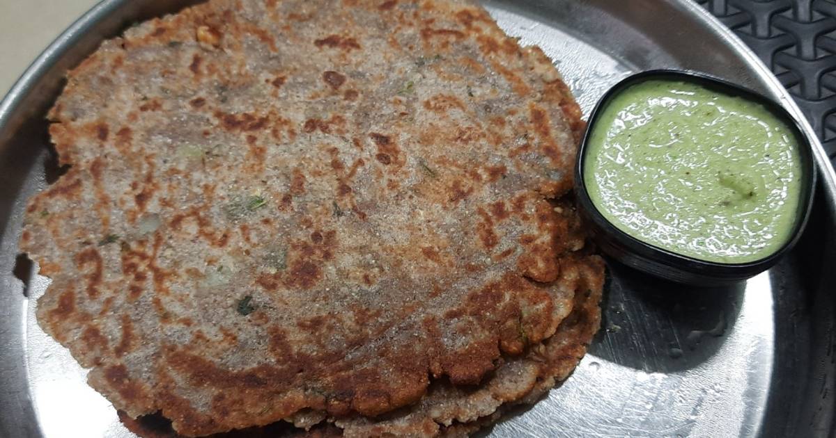 शिंगाडा पीठ थालीपीठ (shingada pith thalipeeth recipe in marathi) रेसिपी ...