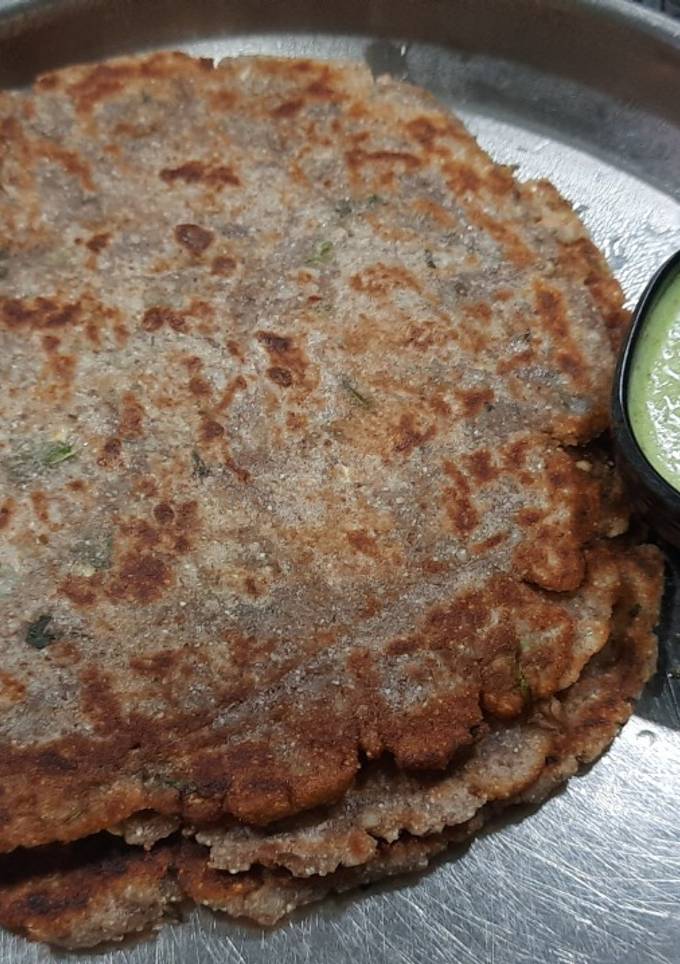 शिंगाडा पीठ थालीपीठ (shingada pith thalipeeth recipe in marathi) रेसिपी ...