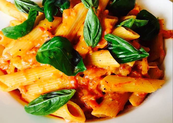 Basil cheesy red sauce pasta Recipe by Heena Hemnani - Cookpad