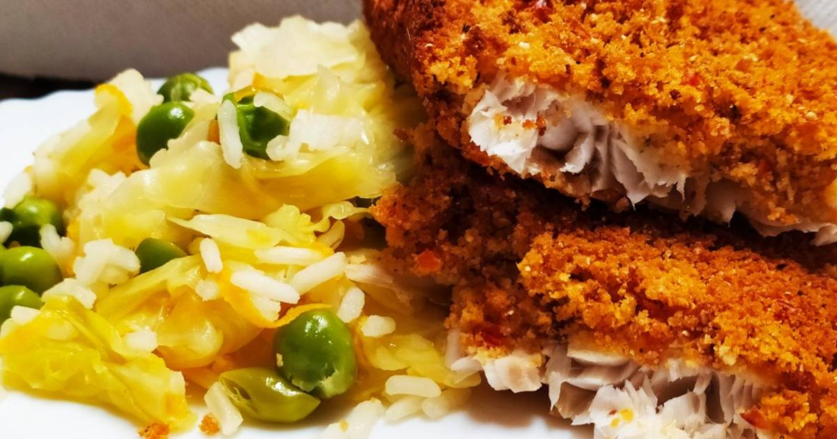 Filetes de pescada em cama de broa, com arroz de legumes Receita por ...