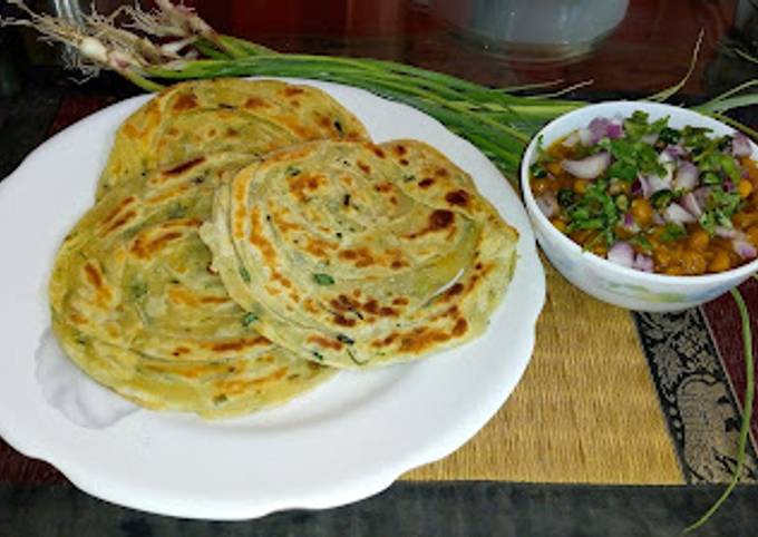 Green garlic laccha paratha Recipe by Mukti Sahay - Cookpad