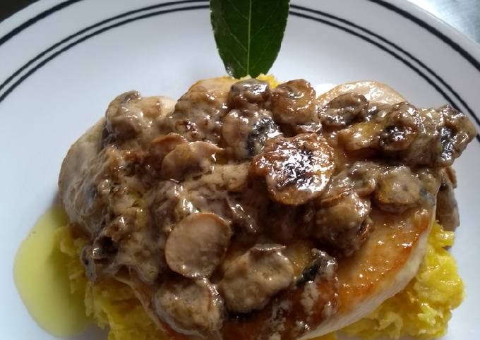 Pechuga en salsa de champiñones en una cama de puré de plátano Receta ...
