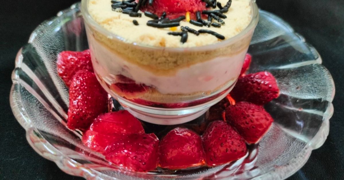 Strawberry Biscuit Pudding Recipe by Jigisha Modi - Cookpad