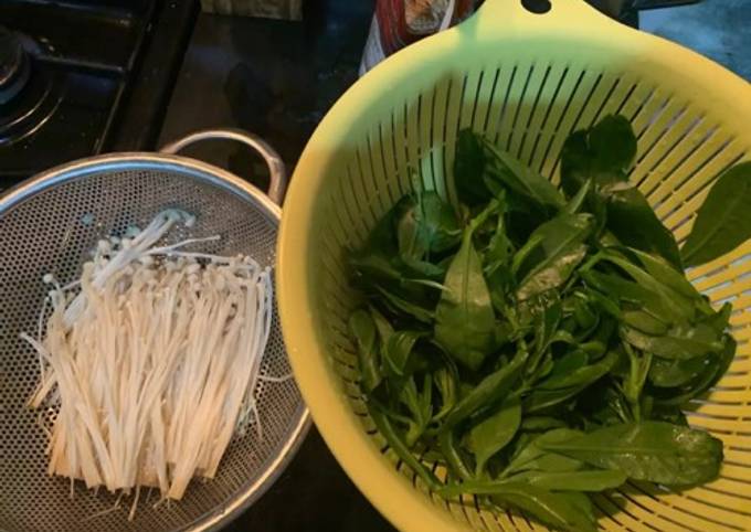 Resep Sayur bening daun ginseng dan jamur enoki oleh Fifie Fithry - Cookpad