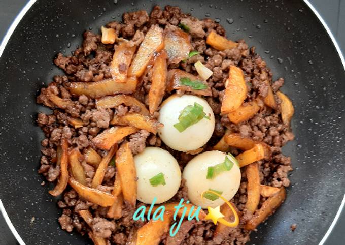 Resep Telur rebus & kentang goreng campur daging cingcang oleh Tju ...