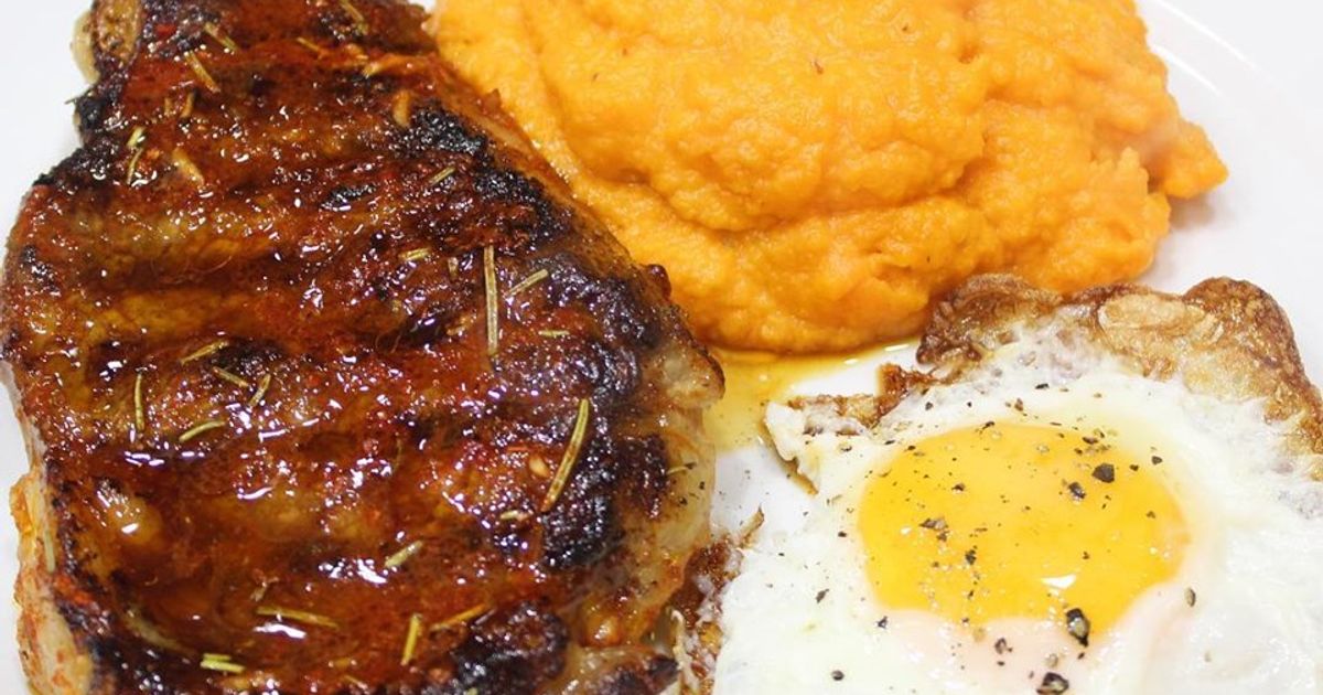 Bife De Chorizo Marinado Con Puré De Calabaza Y Huevo Frito Receta de ...