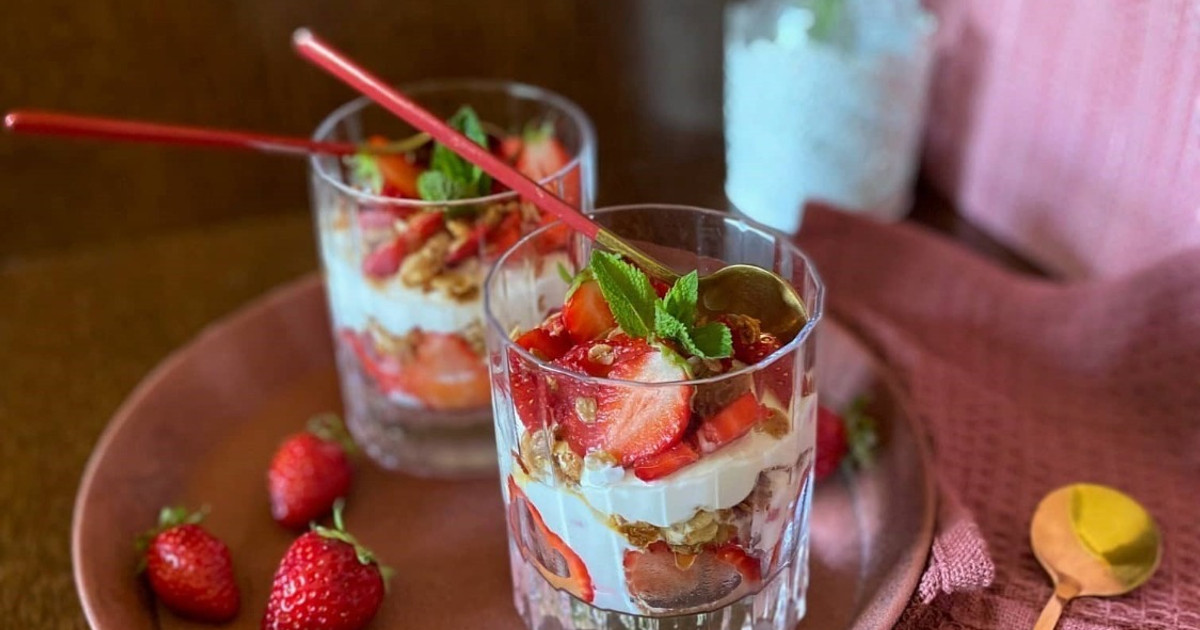 Parfait De Skyr Aux Fraises Et Noix De Coco de Viviane / Quoi qu'on ...