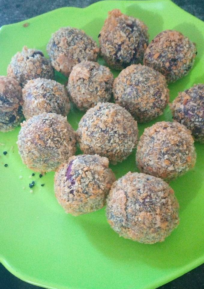 Resep Bola ubi ungu coklat lumer oleh Khaysa Azkadina - Cookpad