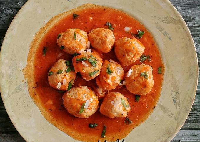 Resep Bola2 daging saus merah oleh Aura Riza - Cookpad