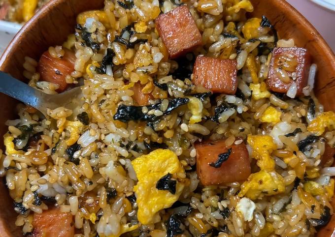 Cách Làm Món Cơm trộn Hàn Quốc đơn giản với trứng và xúc xích của bettie lee - Cookpad