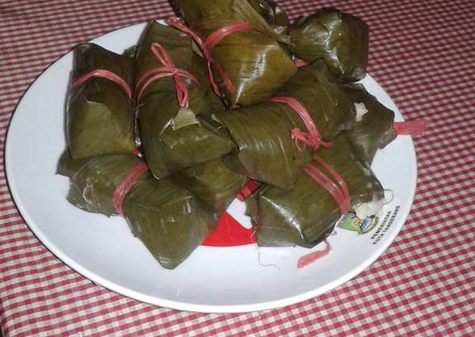 Resep Lontong isi oncom oleh Trie Ismawarni - Cookpad