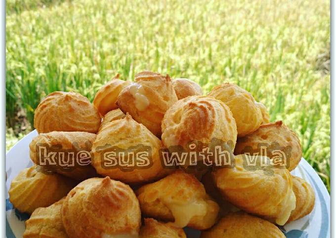 Resep Kue sus with vla oleh Dina Agustina Dinots - Cookpad