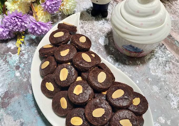 Resep Almond choco cookies oleh Titi Kusuma - Cookpad