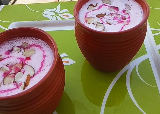 Punjabi Strawberry Lassi Recipe by Chef Tripti Saxena - Cookpad