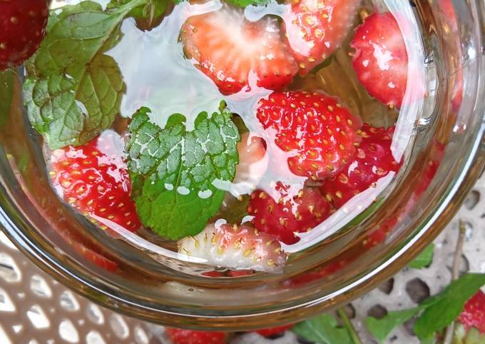 Resep Teh strawberry oleh Lucky Kitchen - Cookpad