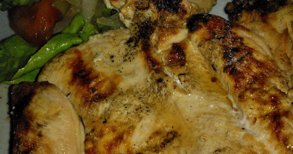 Asado A La Parrilla De Pechuga De Pollo Mariposa Con Ensalada Mixta ...