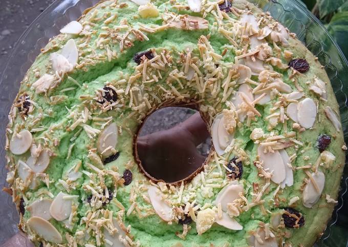 Resep Bolu tape pandan full toping oleh Bunda dian - Cookpad
