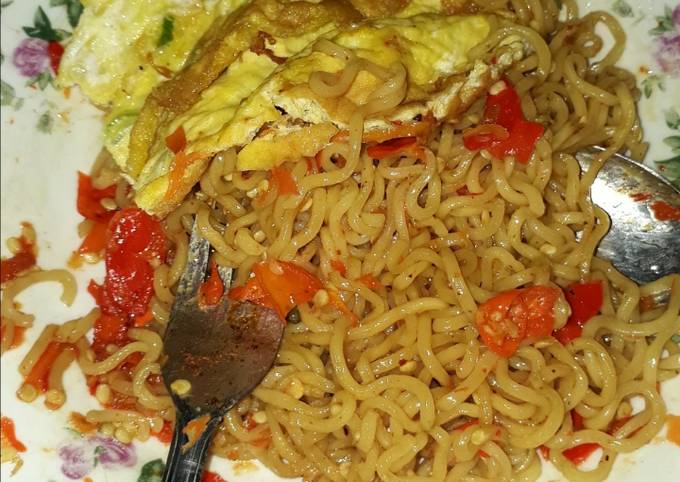 Resep Indomie Goreng cabe oleh Enggar Ningtyas - Cookpad