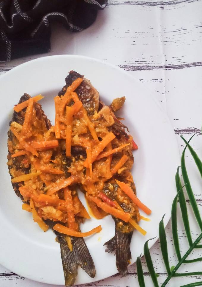 Resep Ikan mas bumbu acar kuning oleh Fitri Yani - Cookpad