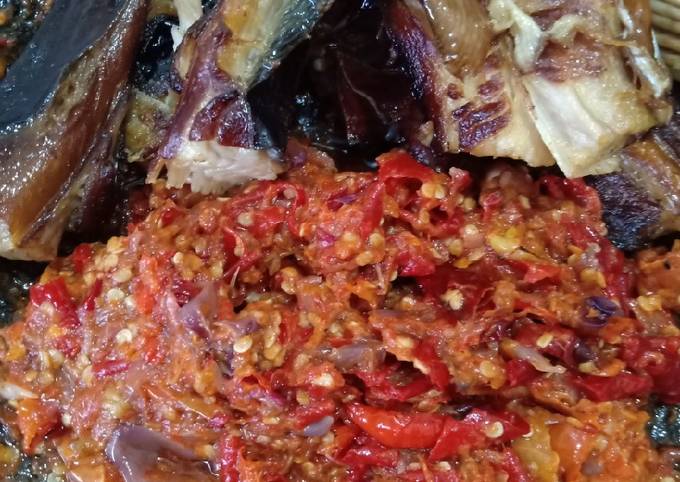 Resep Ikan Asap Sambal Setan oleh Asa - Cookpad