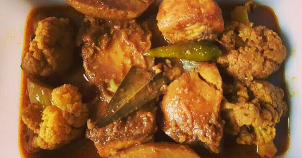 SOMA ADHIKARY দ্বারা ফুলকপি আলু দিয়ে কাতলা মাছের ঝোল(Phoolkopi aloo diye katla macher jhol ...