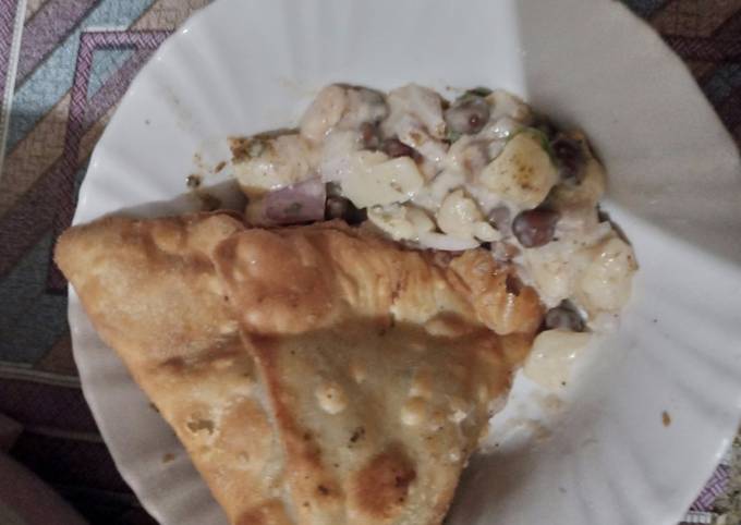 Dahi chana samosa chaat Recipe by Wajeeha Shakir - Cookpad