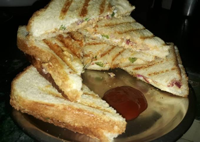 Cheesy sandwich Recipe by pinky rajpal - Cookpad
