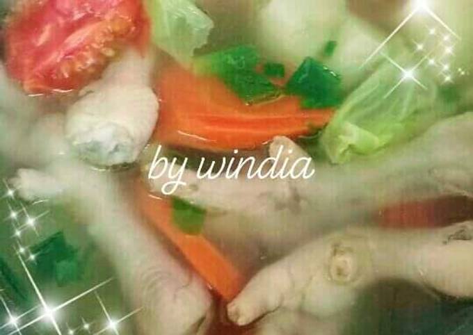 Resep Sup ceker ayam sederhana oleh Windia - Cookpad