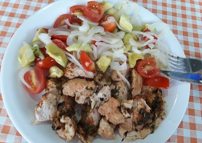 Cubitos de pollo con ensalada de palta, cebolla y tomates 💕 Receta de ...