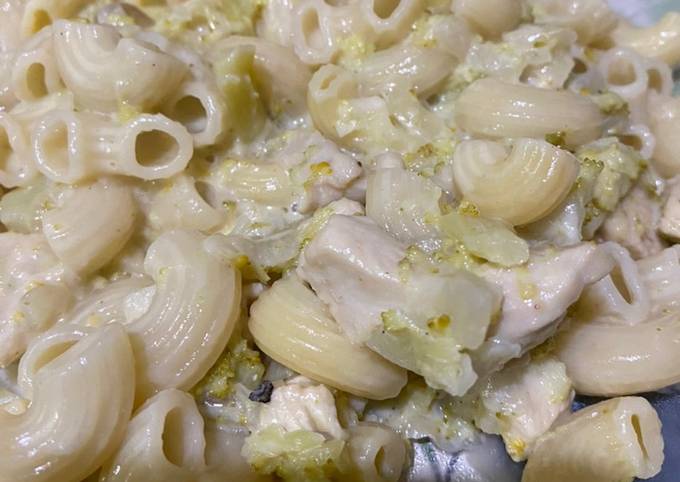 Fideos coditos con brócoli y pollo Receta de Delfina D'Olivo- Cookpad