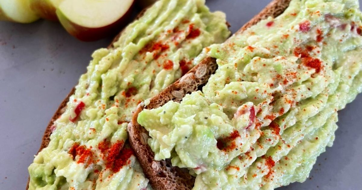 Smashed Avocado & Chilli On Toast 🥑🌶 Recipe by Sonia - Cookpad