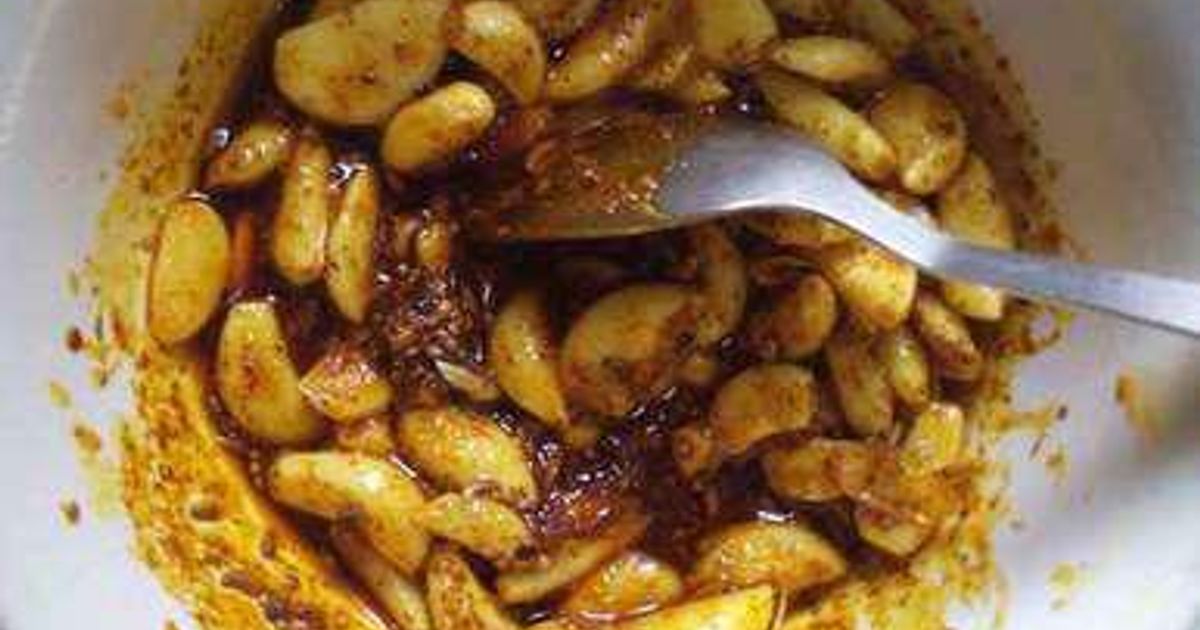 Garlic Pickle (Lahsuni Achar) Recipe by Naheed Alam - Cookpad