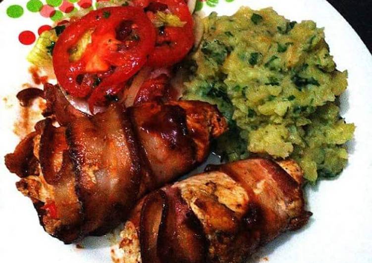 Rollo de pollo envuelto en tocineta y verduras con puré de papa y ...