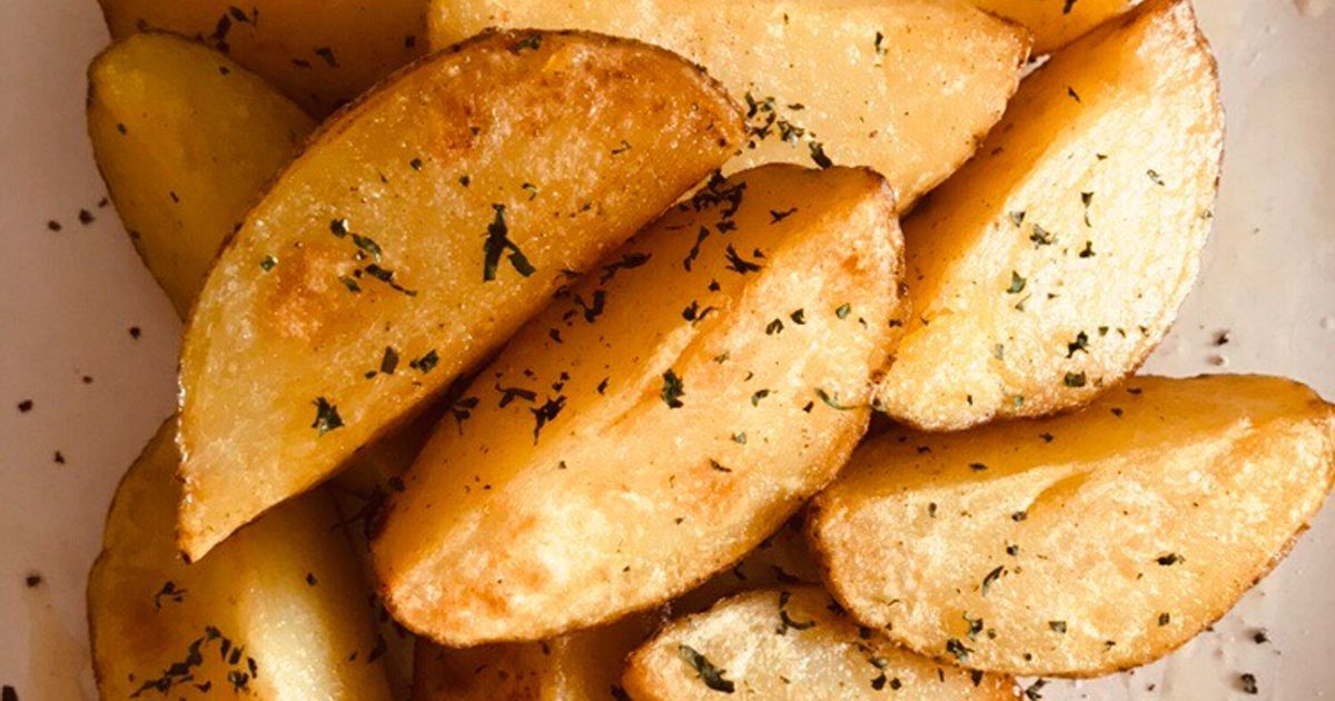 Resep potato wedges ala kafe yang crispy & gurih untuk camilan