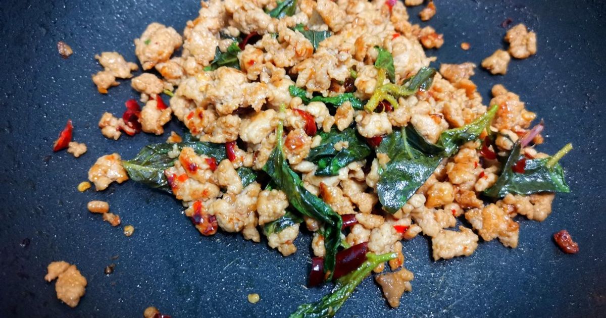 Pad Krapow (Thai Basil Stir Fried Ground Pork) Recipe by Yolradee ⭐