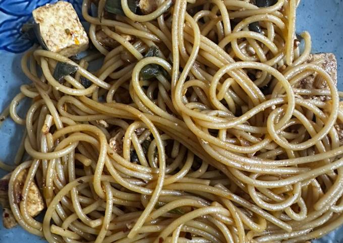 Chilli garlic spaghetti with paneer Recipe by Arzoo Sahni - Cookpad